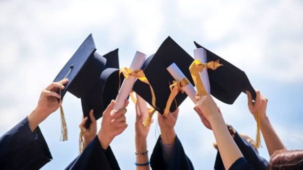 Perbedaan Antara Bachelor dan Master Degree - IDS | BTEC