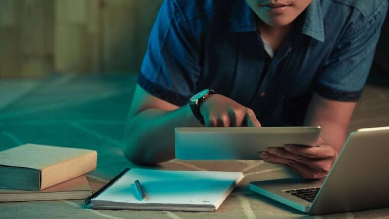 Scriptwriter: Karir dan Tugasnya di Industri Kreatif - IDS | BTEC