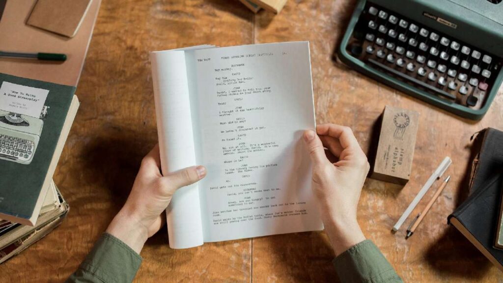 Scriptwriter: Karir dan Tugasnya di Industri Kreatif - IDS | BTEC